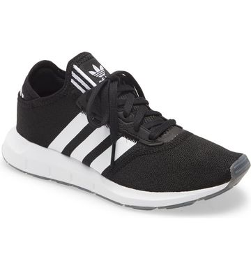 6 Outfits to Wear With Sneakers, According to a New Yorker | Who What Wear