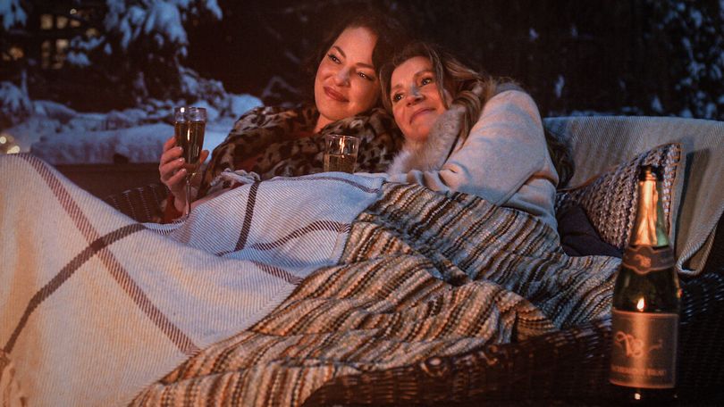 Designing Three Decades of Fashion in Netflix's Firefly Lane | Who What ...