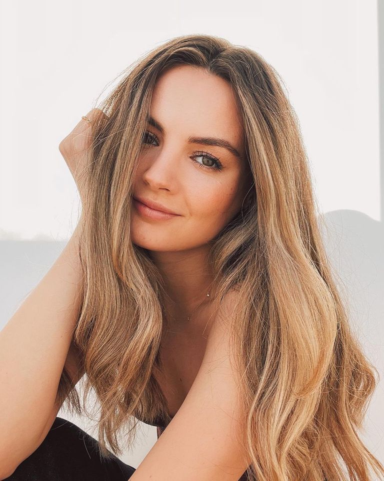 These Are the Exact Contents of Niomi Smart's Makeup Bag | Who What Wear