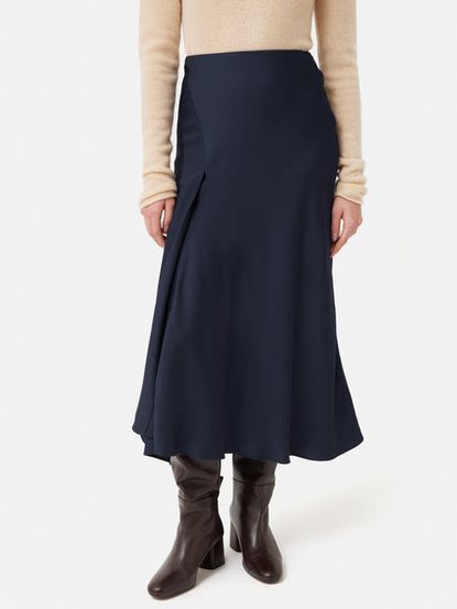 8 Timeless French Outfits Parisians Are Wearing In 2024 | Who What Wear