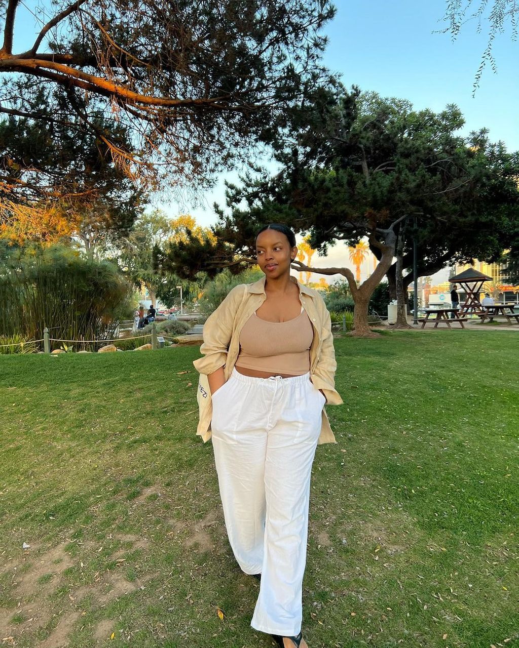 8 Editor-Approved Chic Travel Outfits for Long Flight | Who What Wear UK