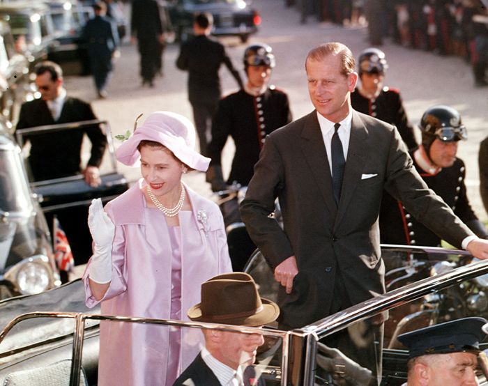 15 Iconic Queen Elizabeth Outfits That Will Be Remembered | Who What Wear