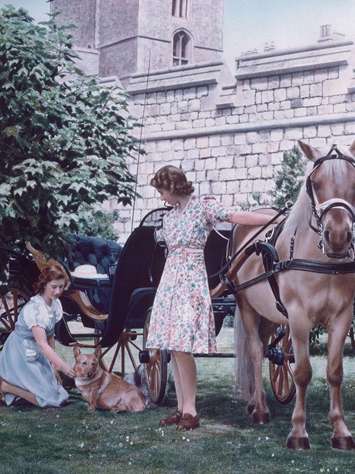 15 Iconic Queen Elizabeth Outfits That Will Be Remembered | Who What Wear