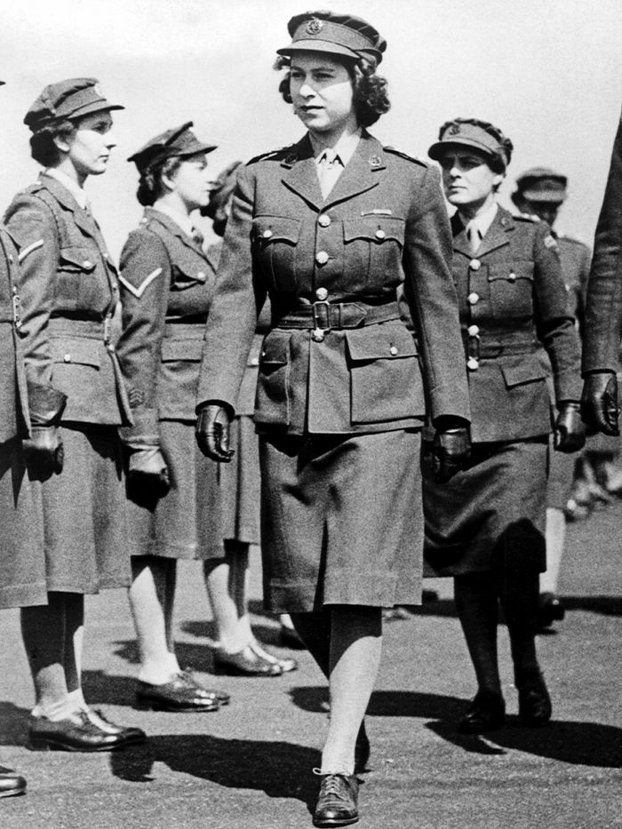 15 Iconic Queen Elizabeth Outfits That Will Be Remembered | Who What Wear