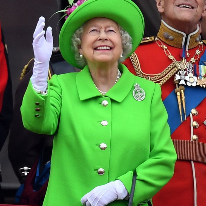 15 Iconic Queen Elizabeth Outfits That Will Be Remembered | Who What Wear