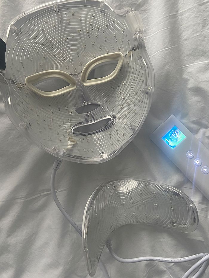 An Honest Review of Shani Darden by Déesse Pro LED Mask | Who What Wear