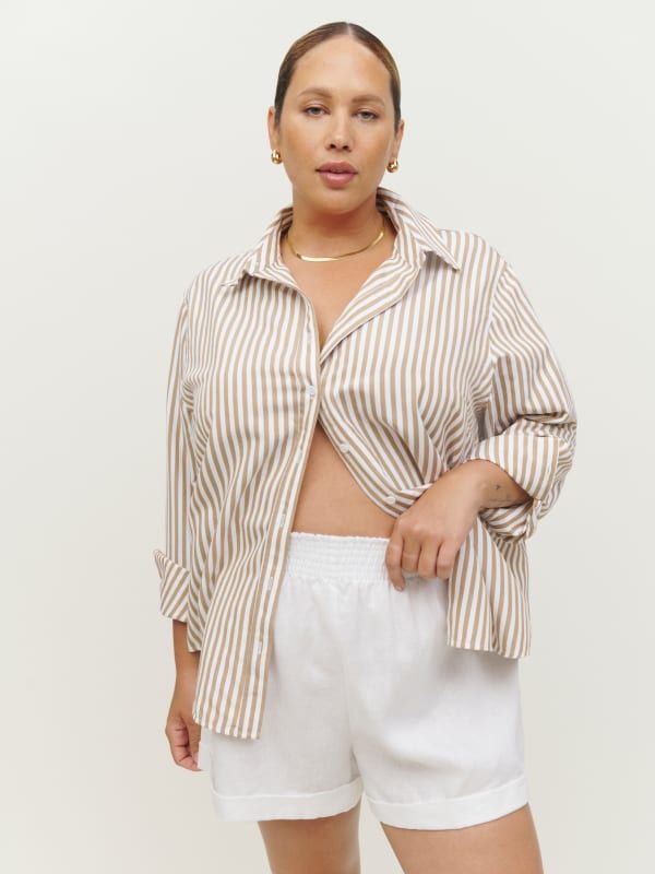 Anne Hathaway Wore Short Shorts and Flats in the Chicest Way | Who What ...