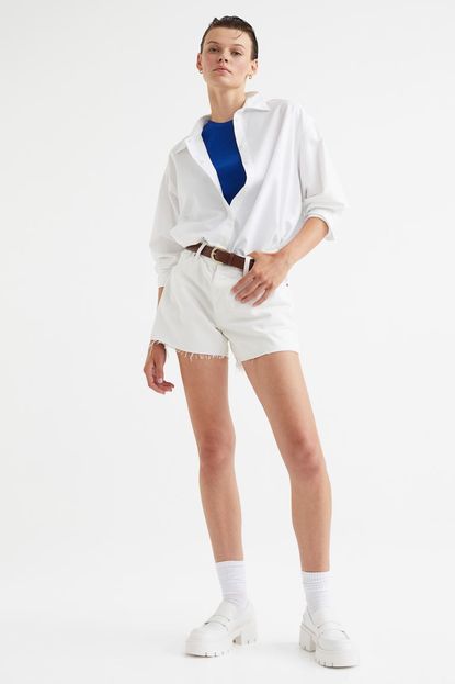 Anne Hathaway Wore Short Shorts and Flats in the Chicest Way | Who What ...