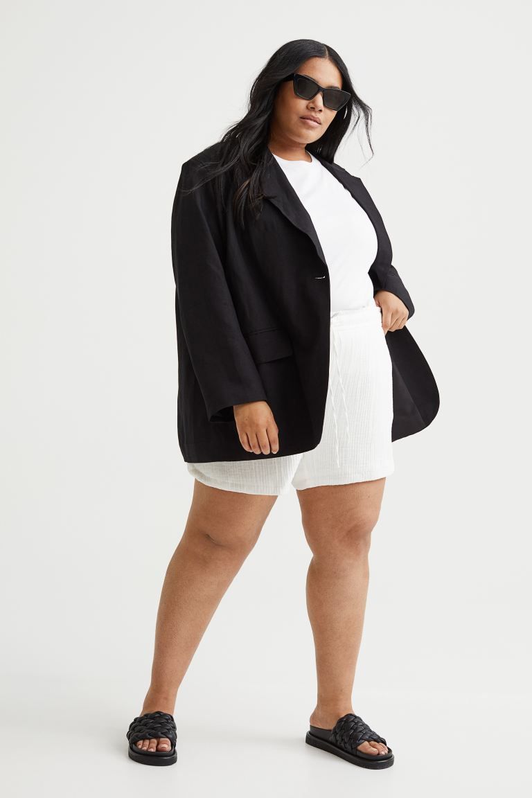 Anne Hathaway Wore Short Shorts and Flats in the Chicest Way | Who What ...