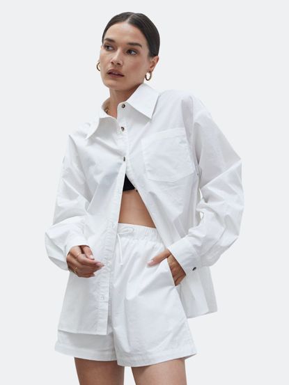 Anne Hathaway Wore Short Shorts and Flats in the Chicest Way | Who What ...