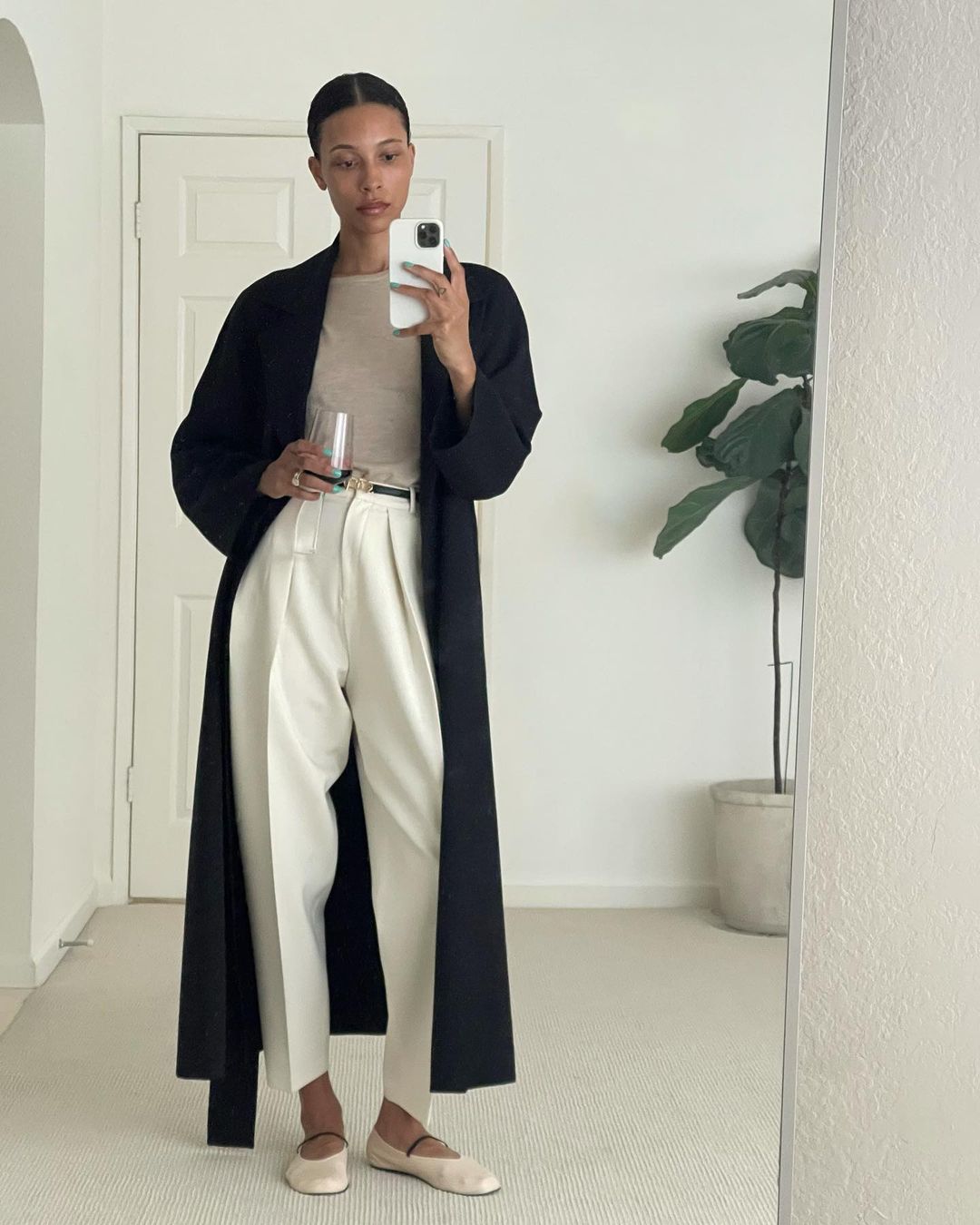 7 Nineties Minimalist Outfits Fashion Insiders Are Wearing | Who What Wear