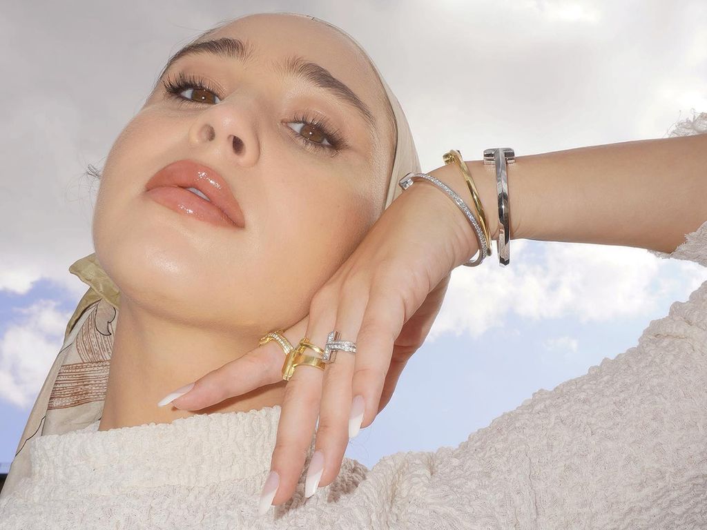 How to Pull Off Mixing Gold and Silver Jewelry | Who What Wear