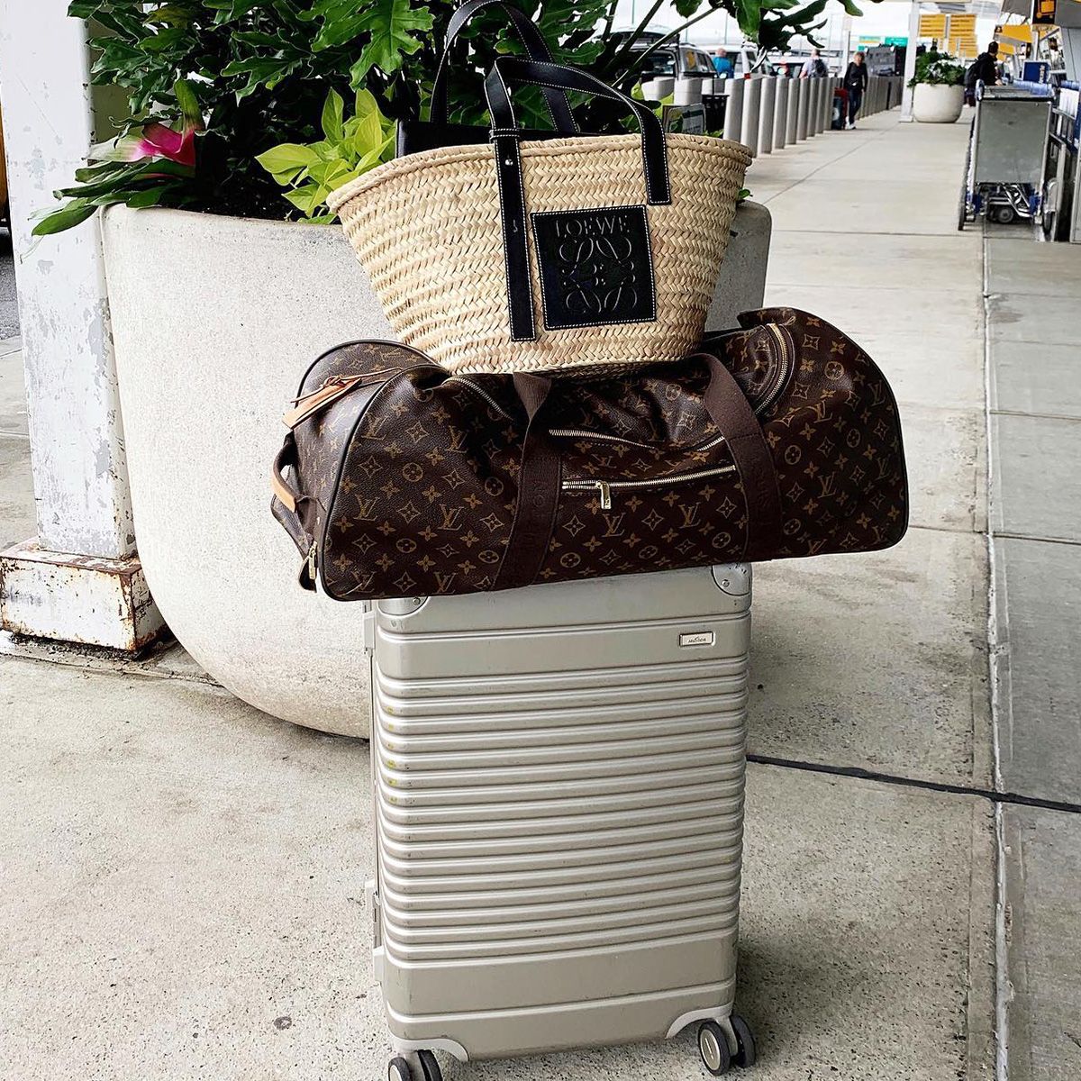 Airport-Outfit Essentials: A Travel Expert Always Packs This | Who What ...