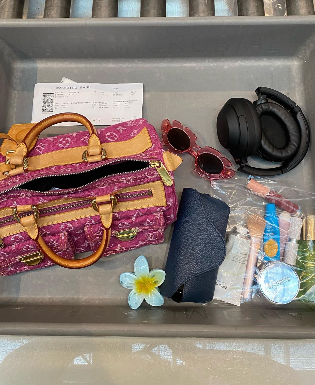 7 Travel Essentials Frequent Flyers Own | Who What Wear