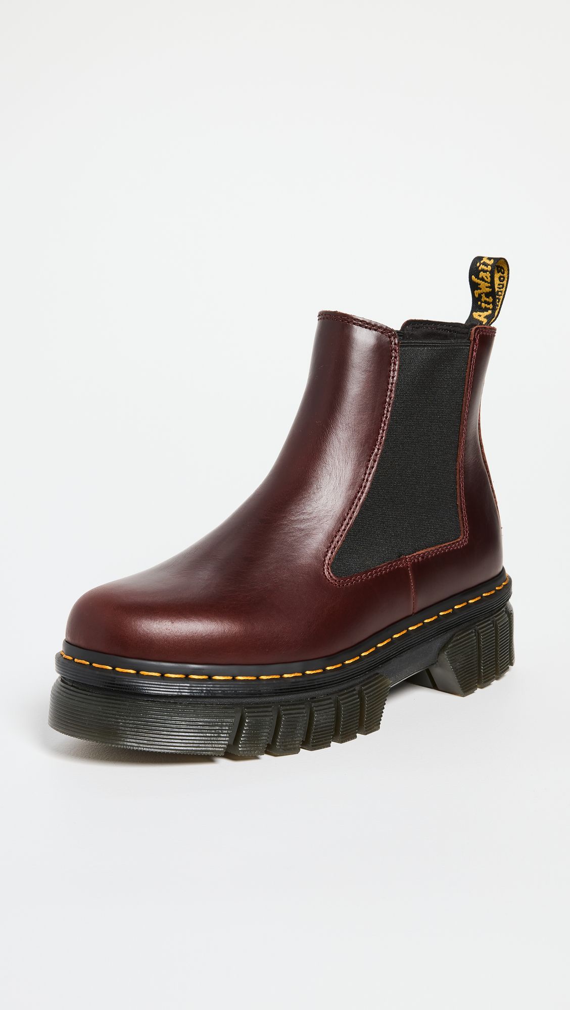 Elizabeth Olsen Styled Leggings Just Like Her Sisters Would | Who What Wear