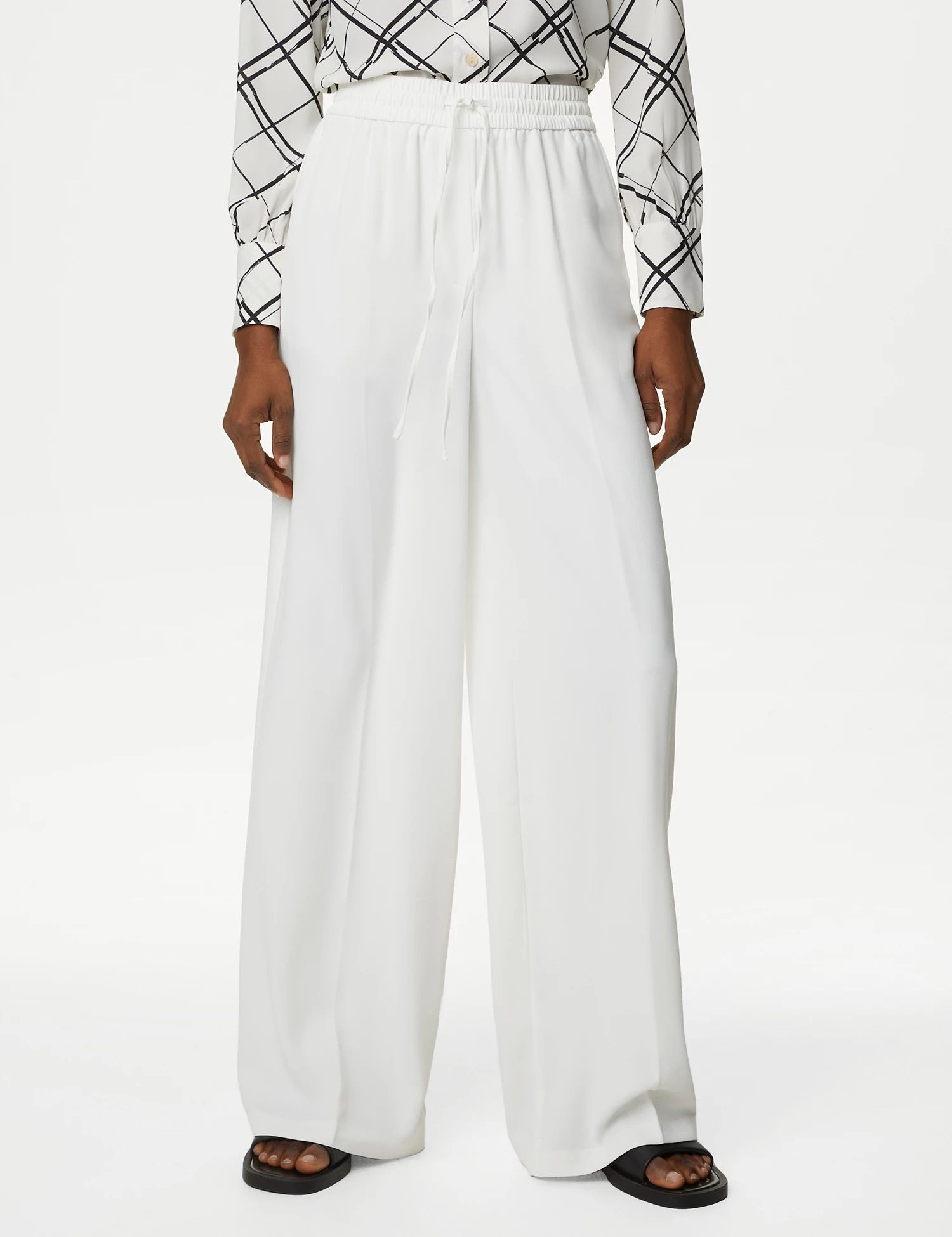 French and Italian Women Swear By White Trousers | Who What Wear UK