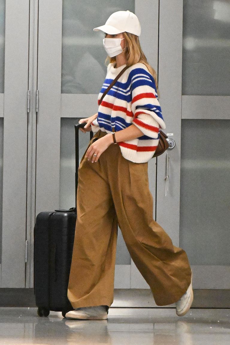 Margot Robbie Wore This 2023 Pants Trend to the Airport | Who What Wear