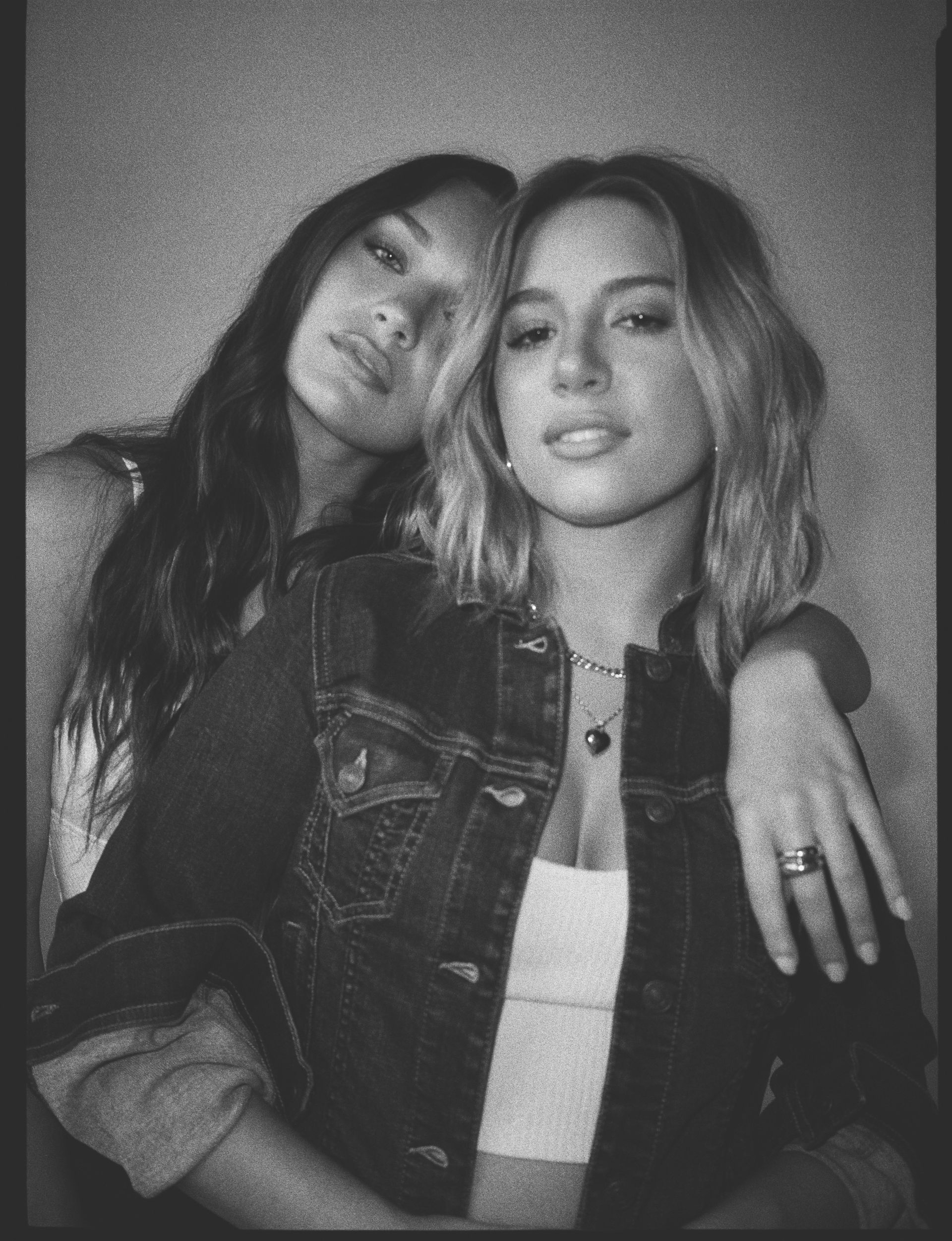 Maddie and Kenzie Ziegler Know the Best Gen Z Staples | Who What Wear