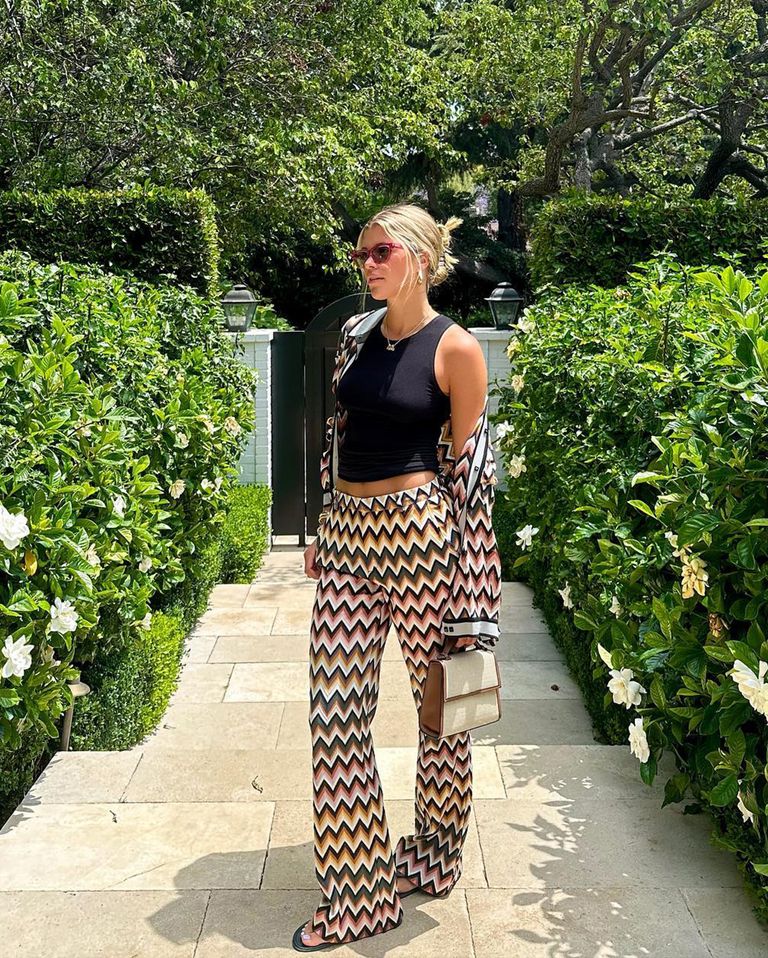 These Are the Outfits Defining Cool Celebrity Vacation Style | Who What ...