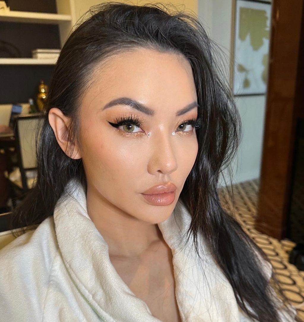 A Makeup Artist's Tips for the Honey Lips TikTok Trend | Who What Wear