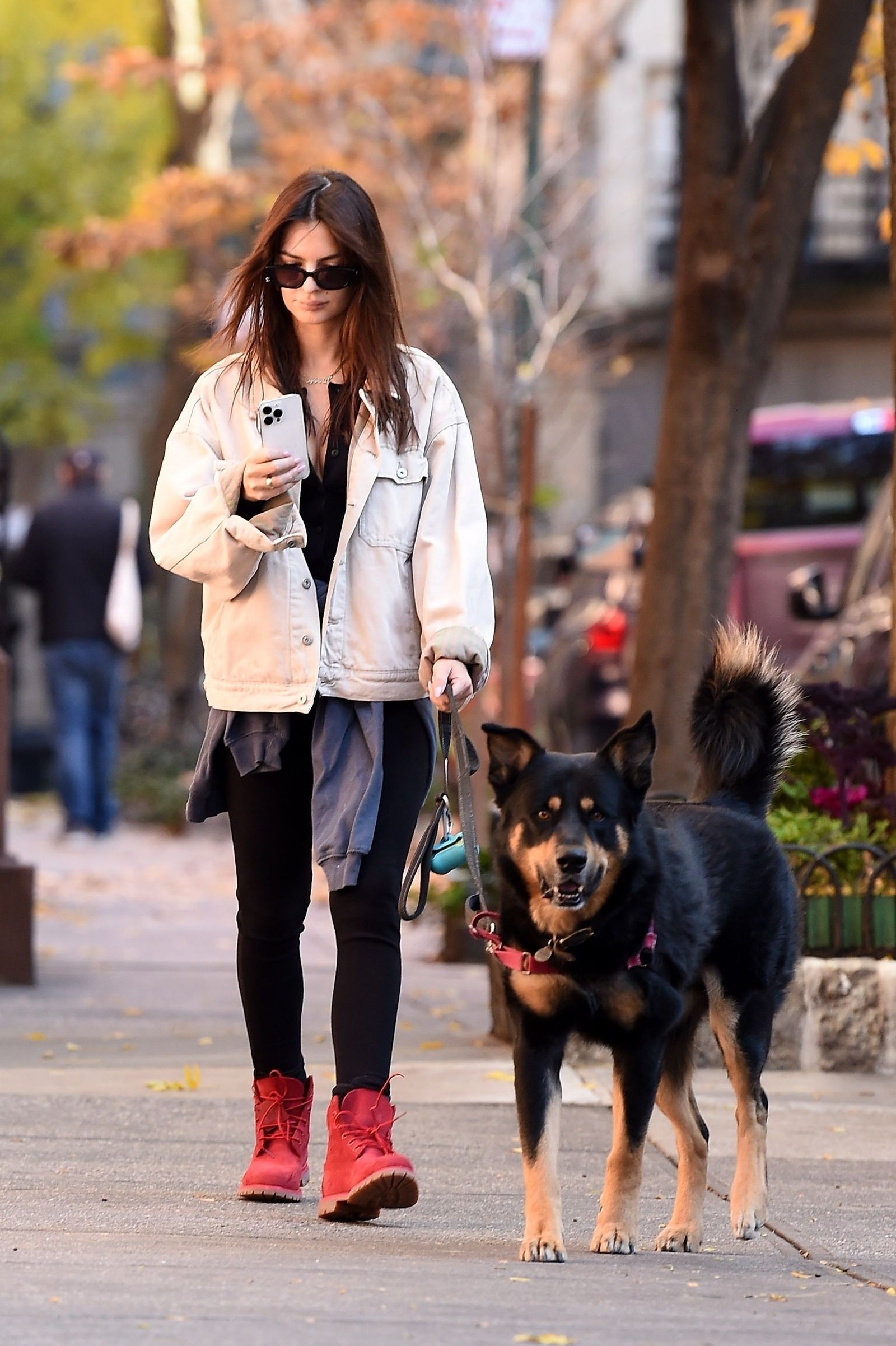 Emily Ratajkowski's $170 Boots Look Perfect With Leggings | Who What Wear