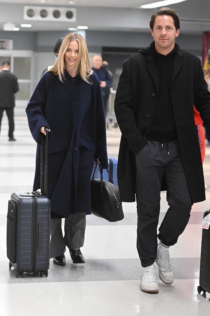 Margot Robbie Wore This Sturdy Shoe Trend to the Airport | Who What Wear