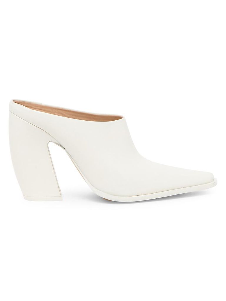 Margot Robbie Wore This Sturdy Shoe Trend to the Airport | Who What Wear