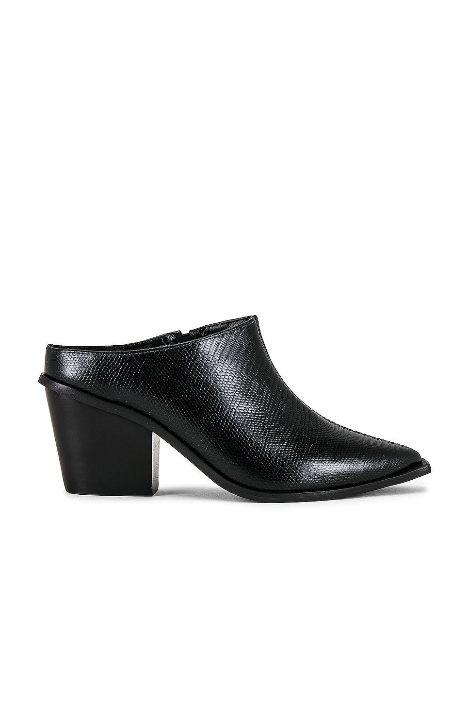 Margot Robbie Wore This Sturdy Shoe Trend to the Airport | Who What Wear