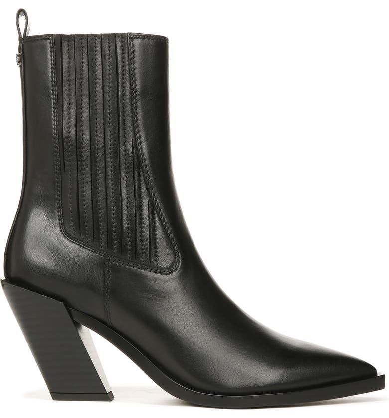 Margot Robbie Wore This Sturdy Shoe Trend to the Airport | Who What Wear