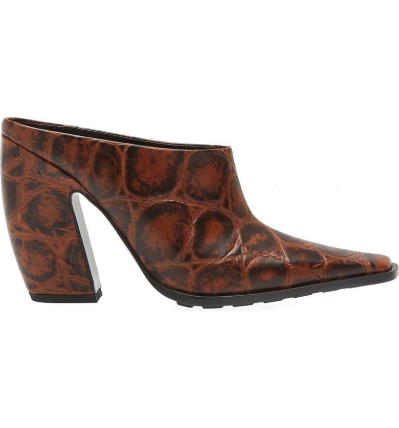 Margot Robbie Wore This Sturdy Shoe Trend to the Airport | Who What Wear