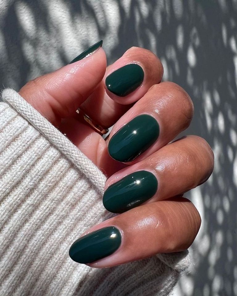These 5 Christmas Nail Colours Will Always Look Chic, According to a ...