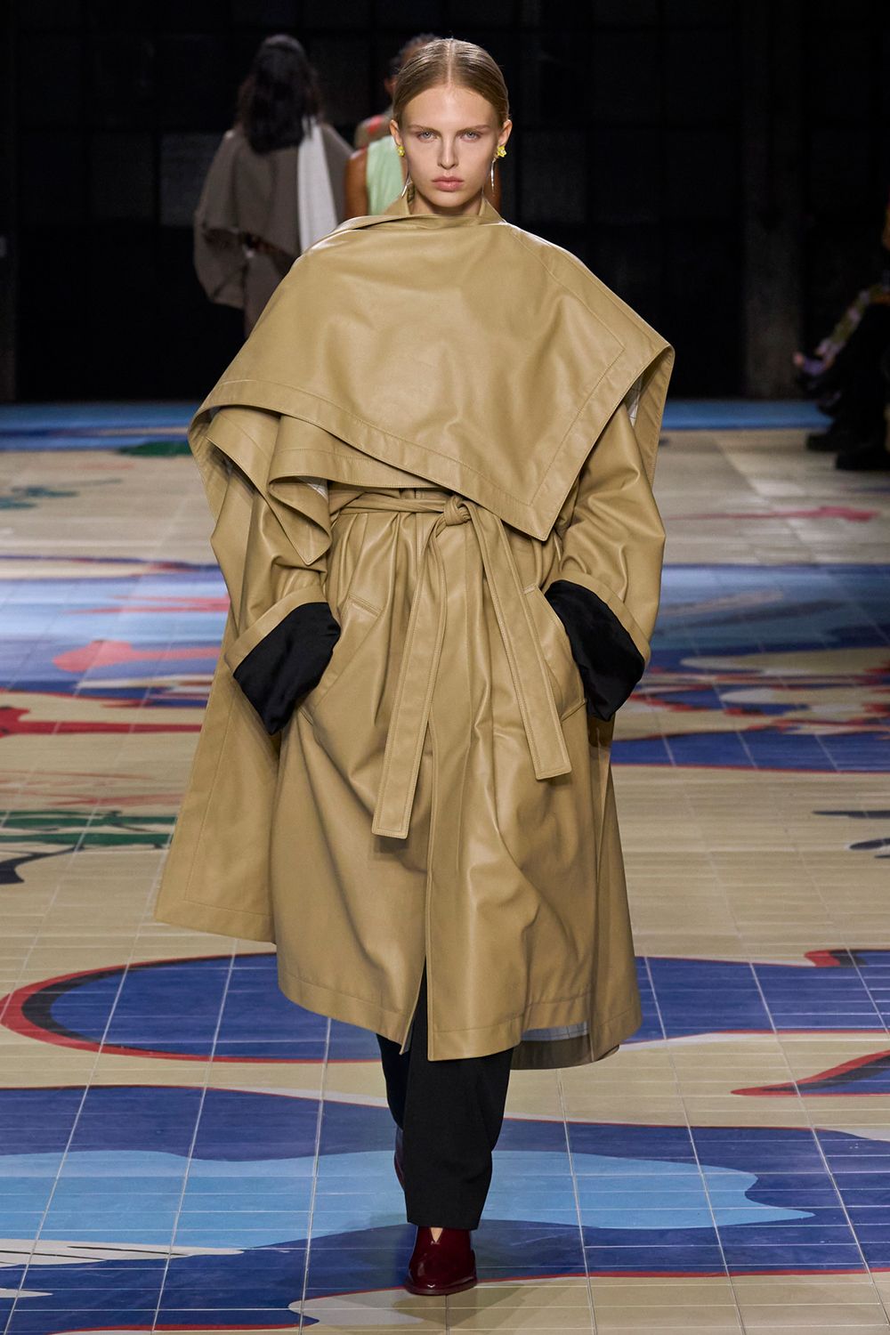 Kendall Jenner Wore the Cape Outerwear Trend | Who What Wear
