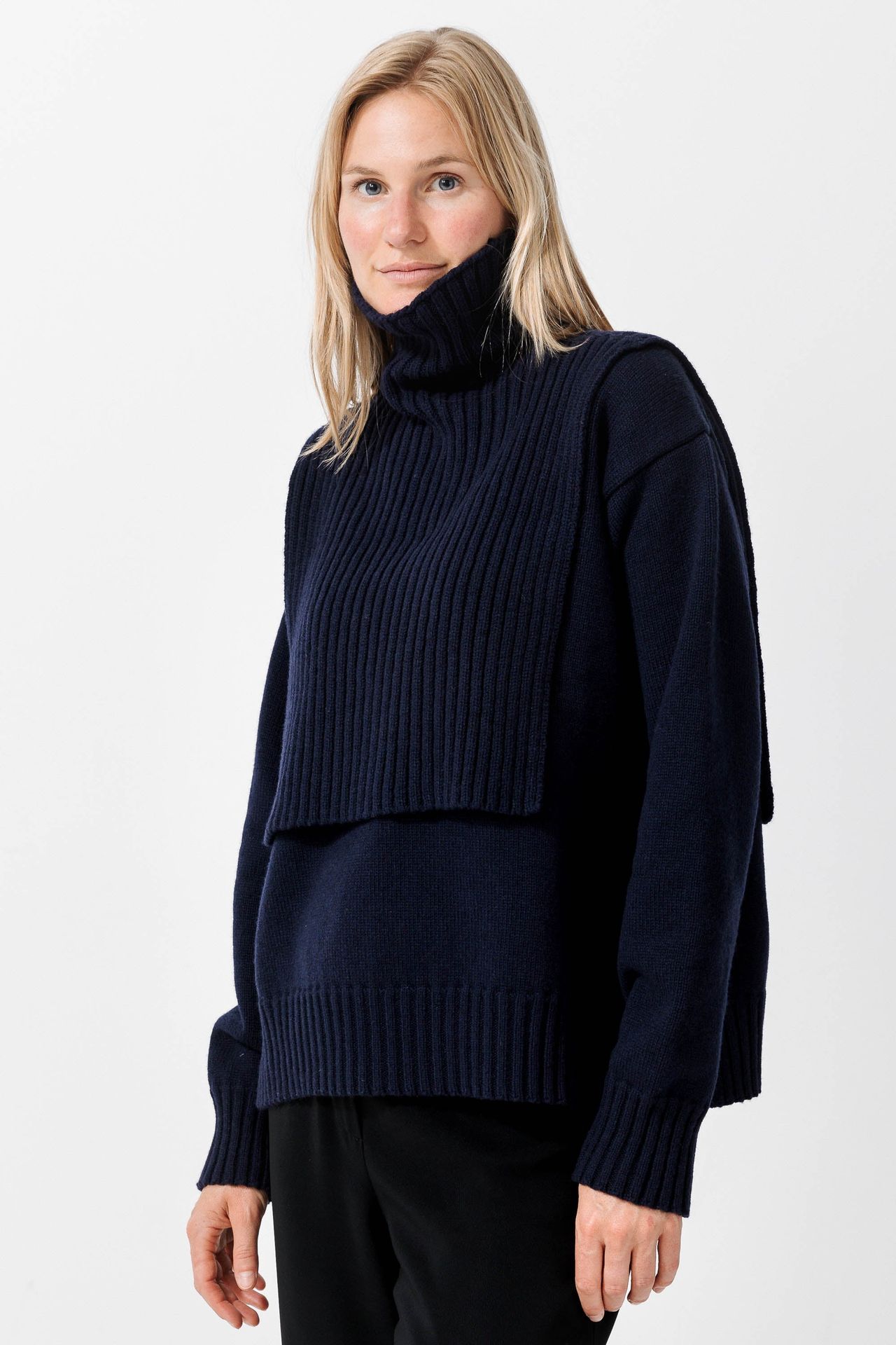 The 14 Best Navy Jumpers to Add to Your 2024 Winter Capsule | Who What Wear
