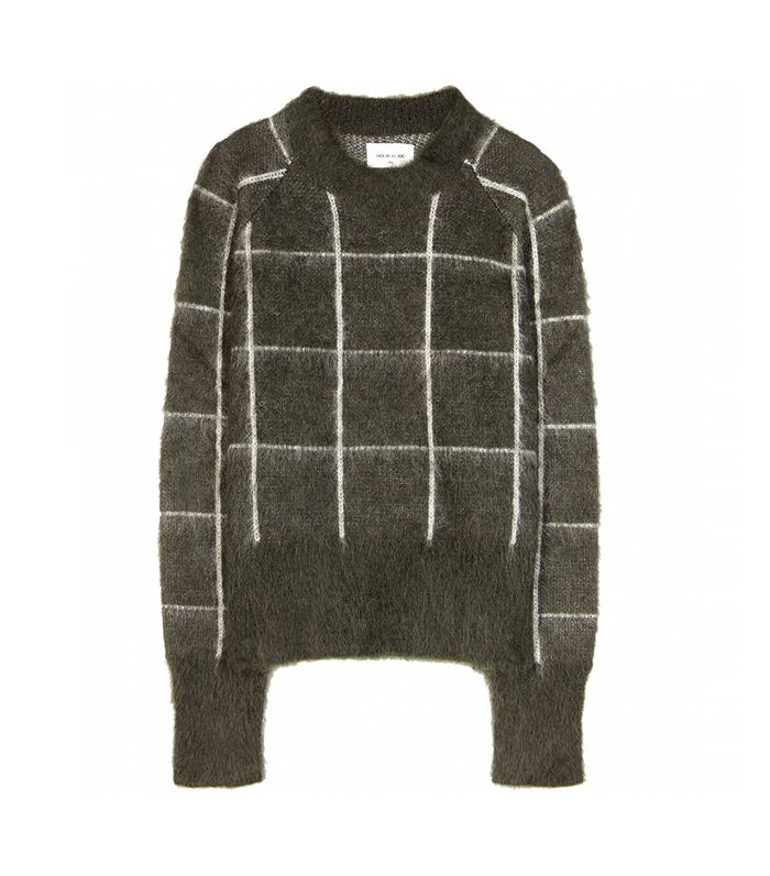 #StyleHack: 3 Smart Ways to De-Fuzz Sweaters | Who What Wear