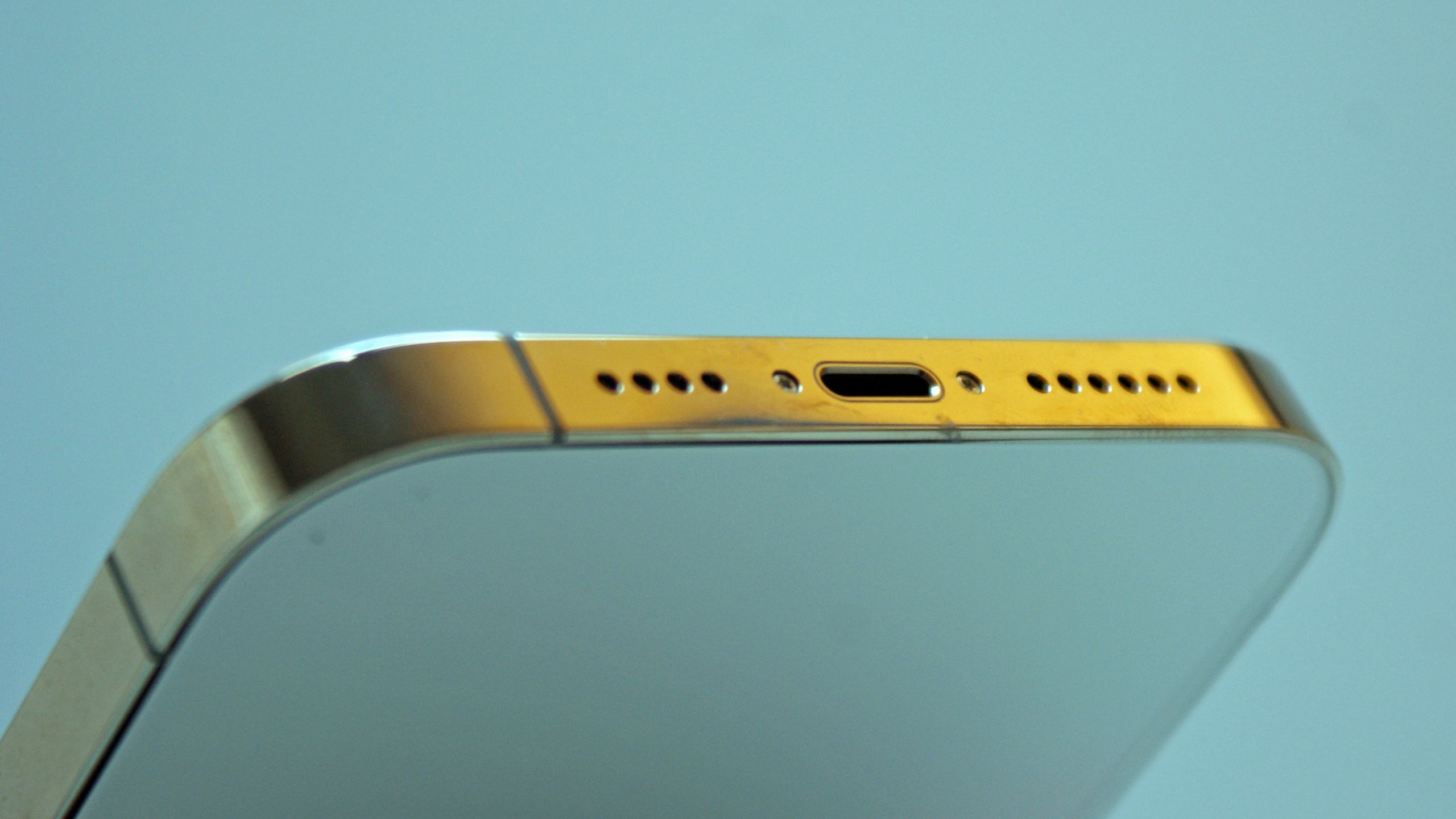 iPhones will be forced to use USB-C by 2024, new EU law finally rules ...