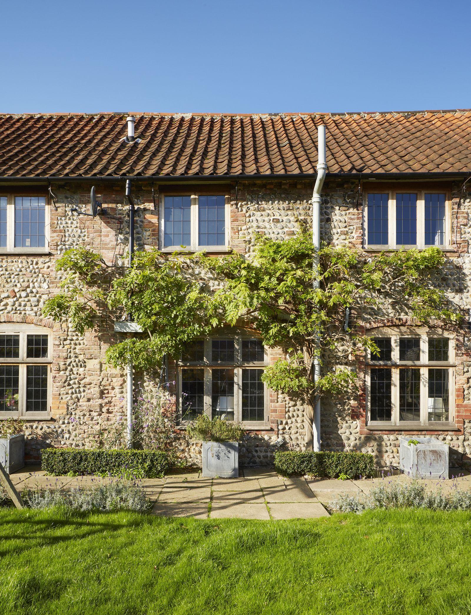 Real home: a 17th-century flint-and-brick granary barn is given a new ...