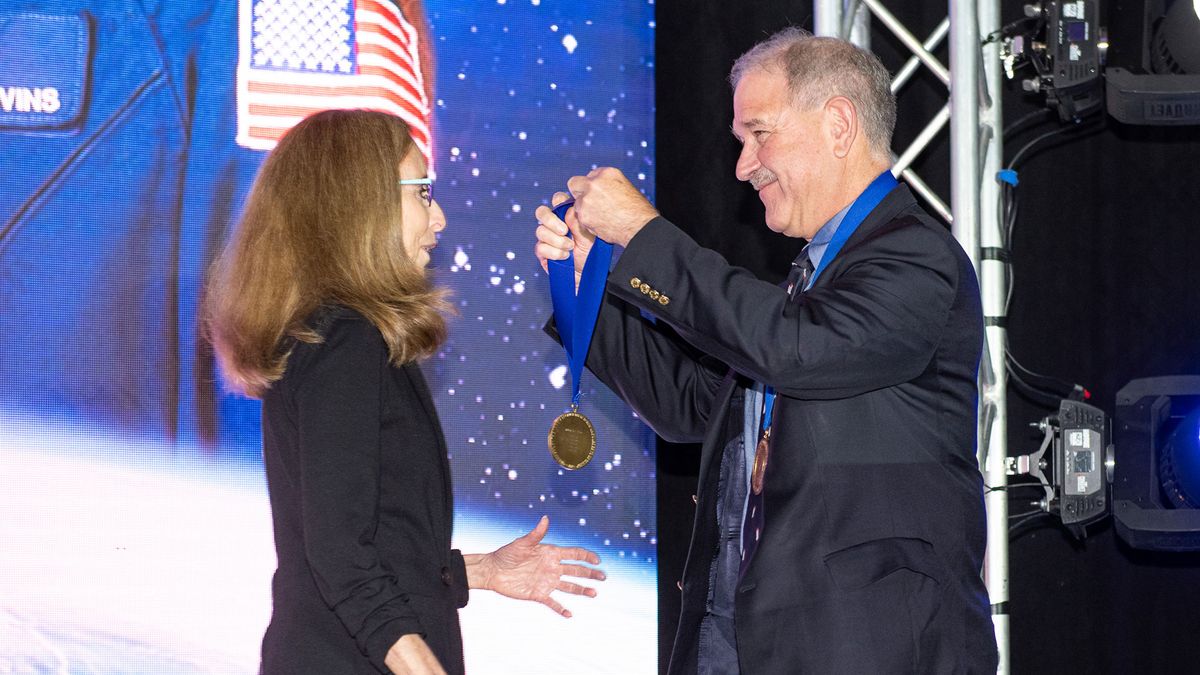 Space shuttle fliers David Hilmers, Marsha Ivins enter Astronaut Hall ...