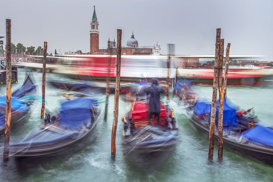 Understanding Street Photography by Bryan Peterson: the human condition ...