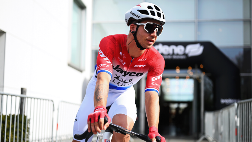 The Traka 360: Tobias Kongstad devours men's field with solo breakaway ...