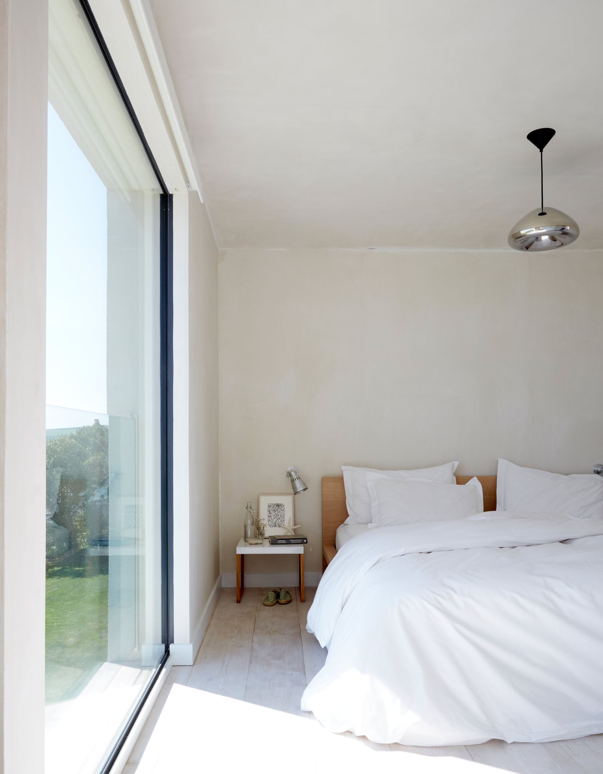 4 Tried and Tested Tricks for Making a White Room Feel Cozy | Livingetc