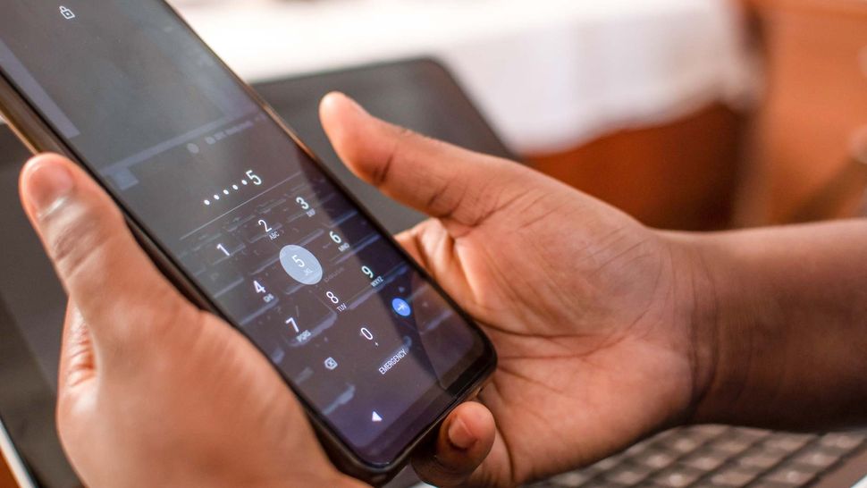 This Android banking trojan uses a fake lock screen to steal your PIN ...