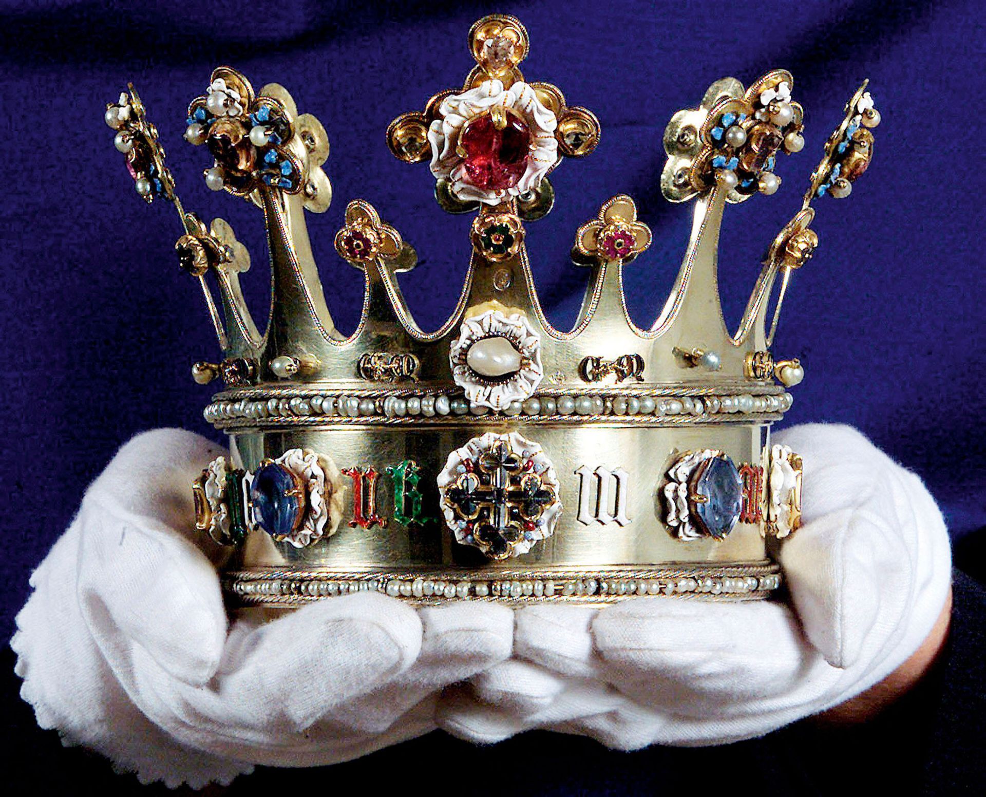 St Edward's Crown: The tale of the crown being used at the Coronation ...