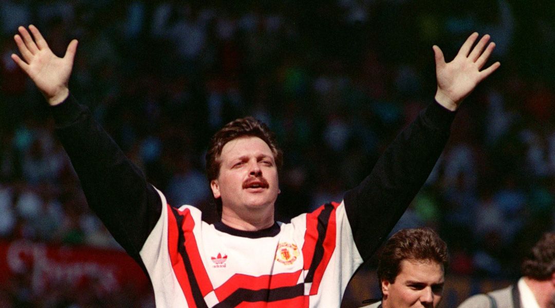 Back the juggler? How Michael Knighton wowed the Old Trafford crowd ...