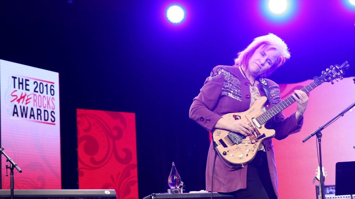 Watch Jeff Beck and Jennifer Batten’s Dazzling Display of Guitar ...