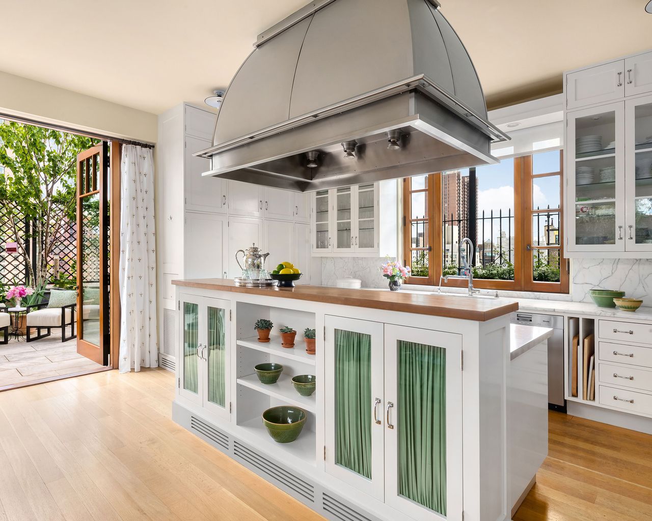 Bette Midler house: tour her Upper East Side apartment | Homes and Gardens