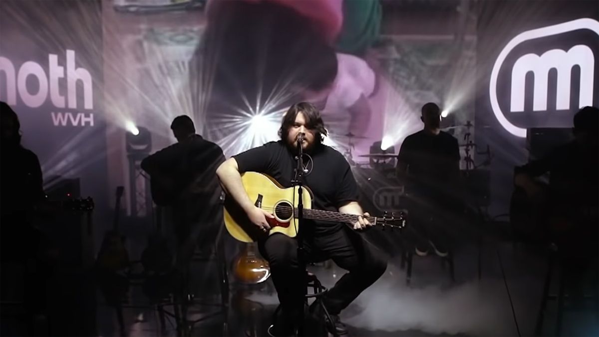 Wolfgang Van Halen's Mammoth WVH performs acoustic rendition of ...