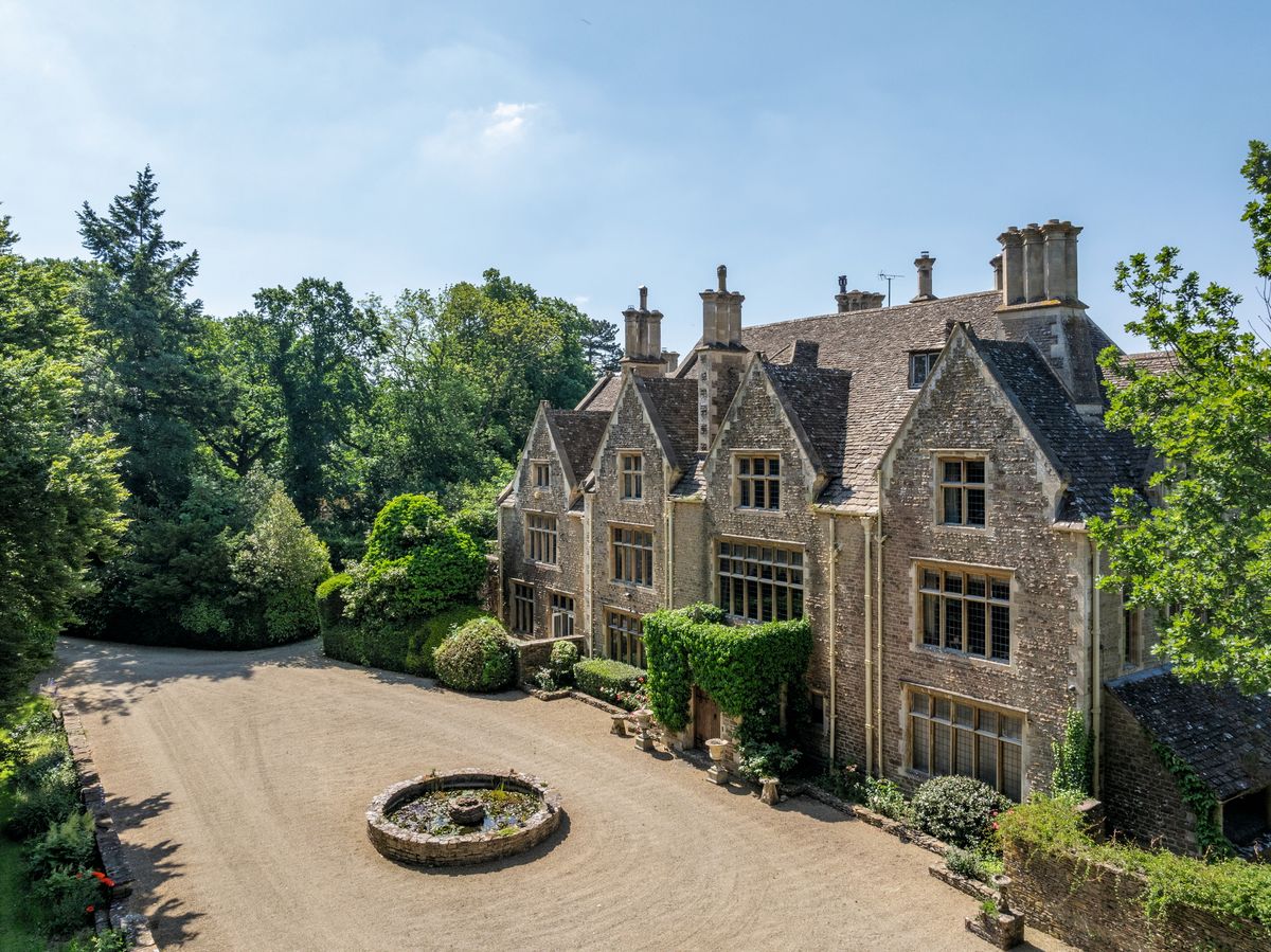 A 10-bedroom manor house in the heart of the Cotswolds with all the ...