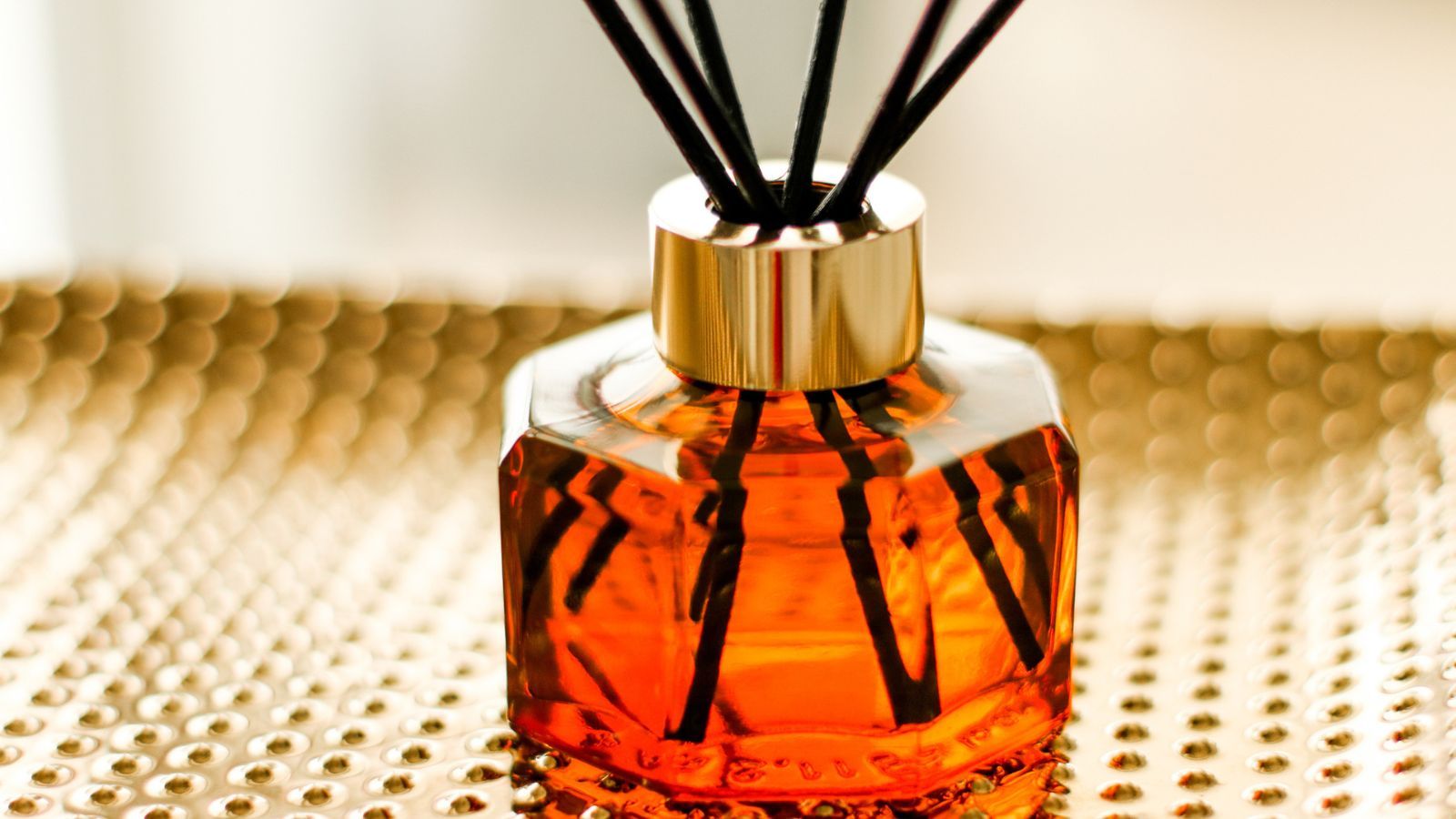 Things people with nice-smelling powder rooms always do | Homes and Gardens