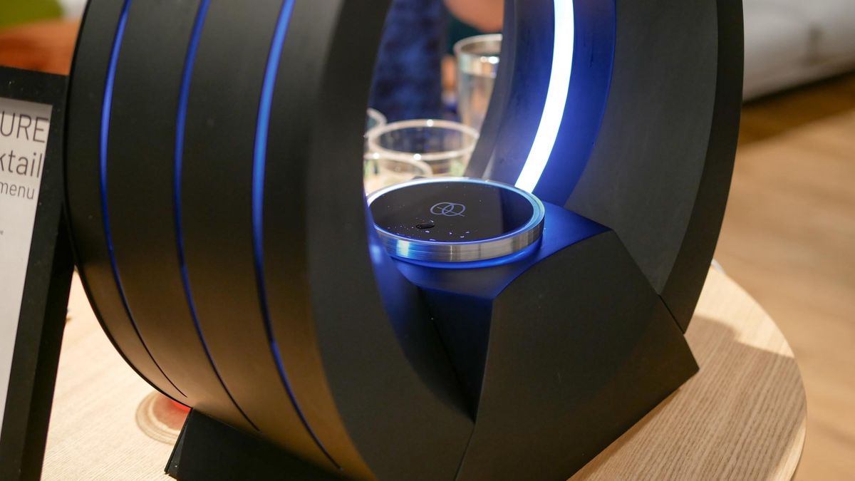 We used this automated bartender machine to mix cocktails for a happy ...