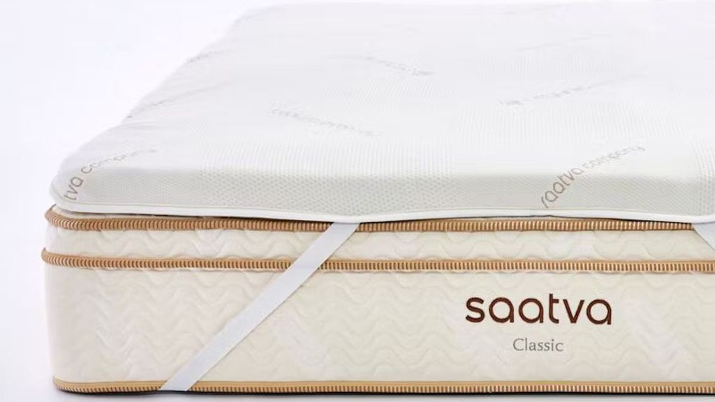 Saatva Graphite Memory Foam Mattress Topper review 2025: cooling back ...